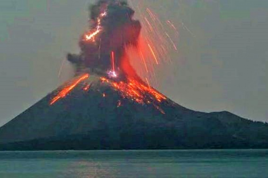 ¡Increible! 15 volcanes registran explosiones en una sola noche - La ...